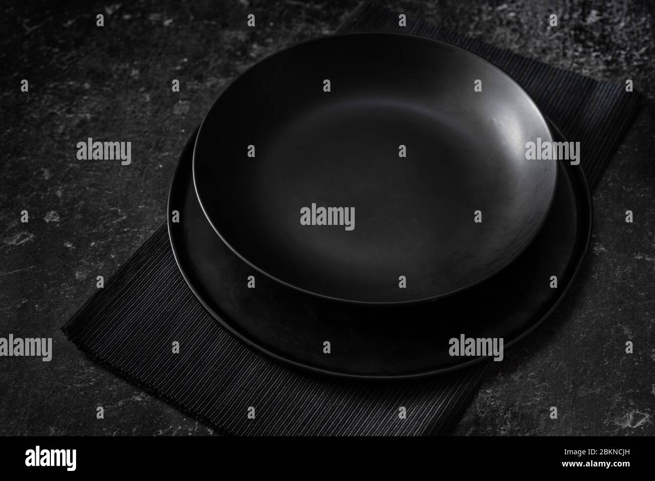 Empty dark plate cutlery hi-res stock photography and images - Alamy