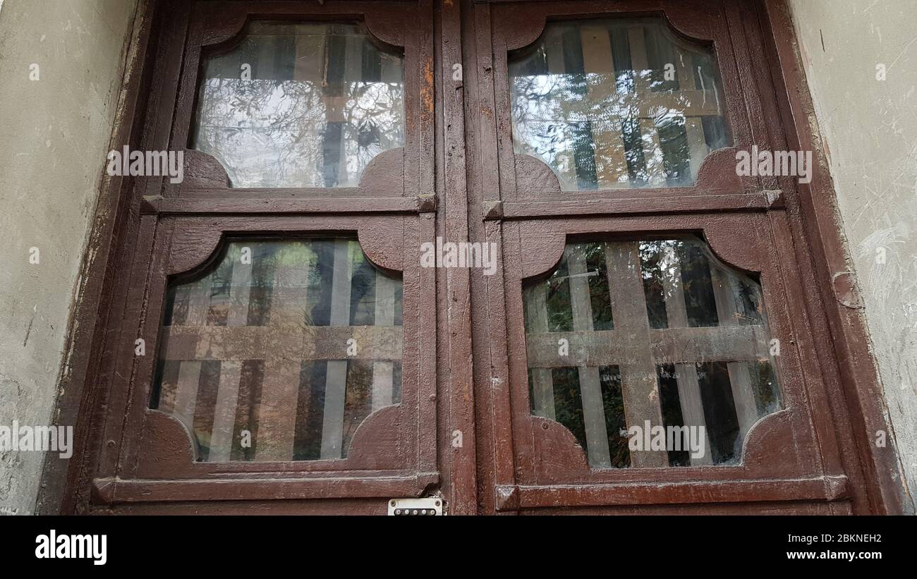 Old double door hi-res stock photography and images - Alamy
