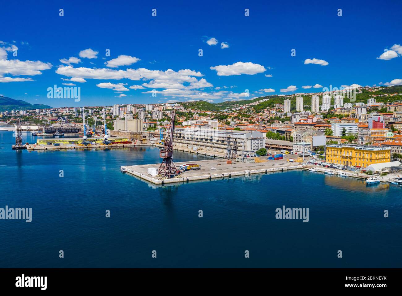 Reveal of city hi-res stock photography and images - Alamy