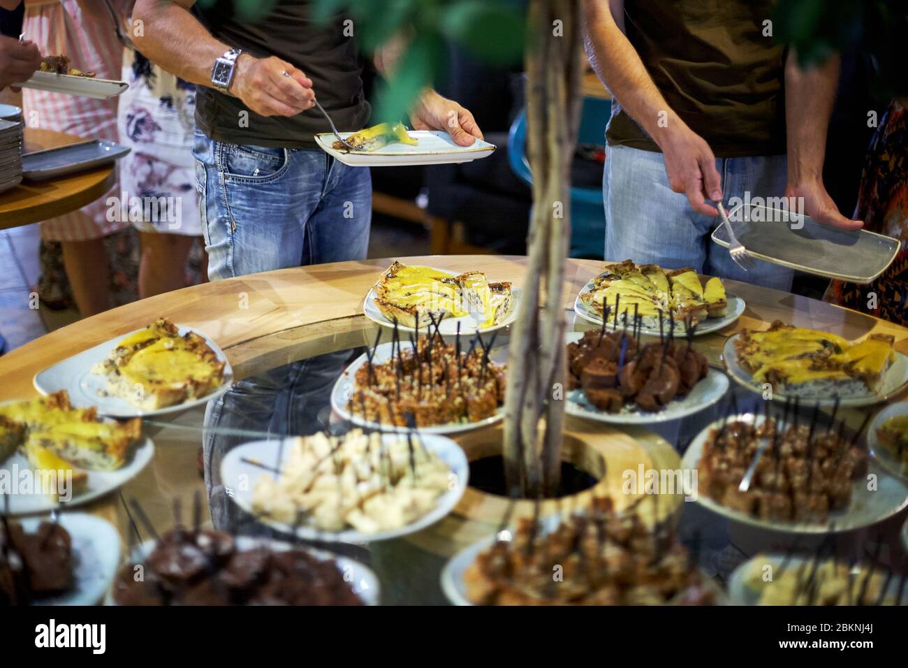 Men in suits dining hi-res stock photography and images - Alamy