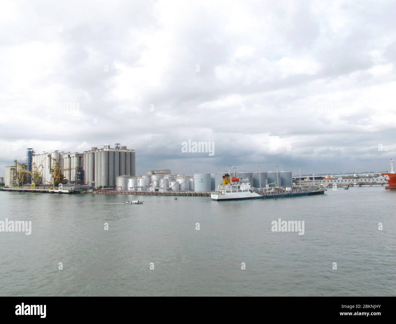 Natural gas tank indonesia hi-res stock photography and images - Alamy