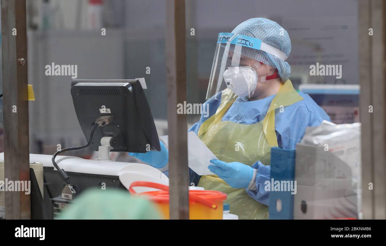 A member of the Intensive Care team treats Covid-19 patients at ...
