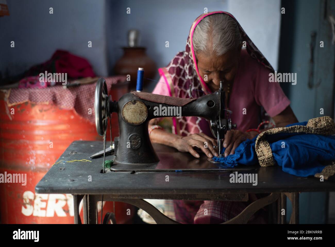 Old fashioned sewing machine hi-res stock photography and images - Alamy