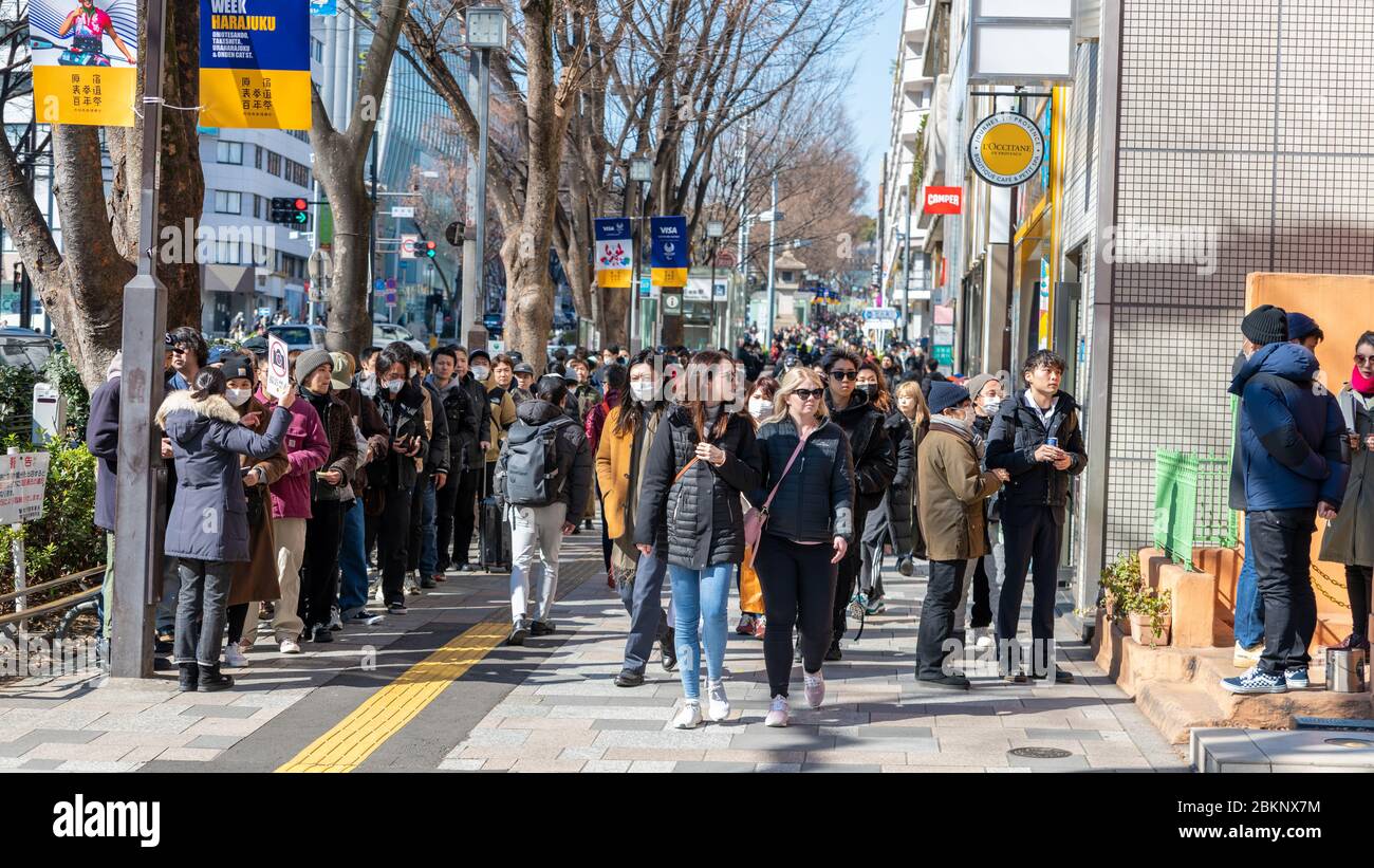 Tokyo street scene people hi-res stock photography and images - Alamy
