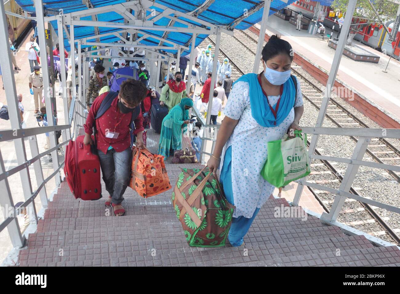Dankuni, India. 05th May, 2020. Migrated labors who were stranded in ...