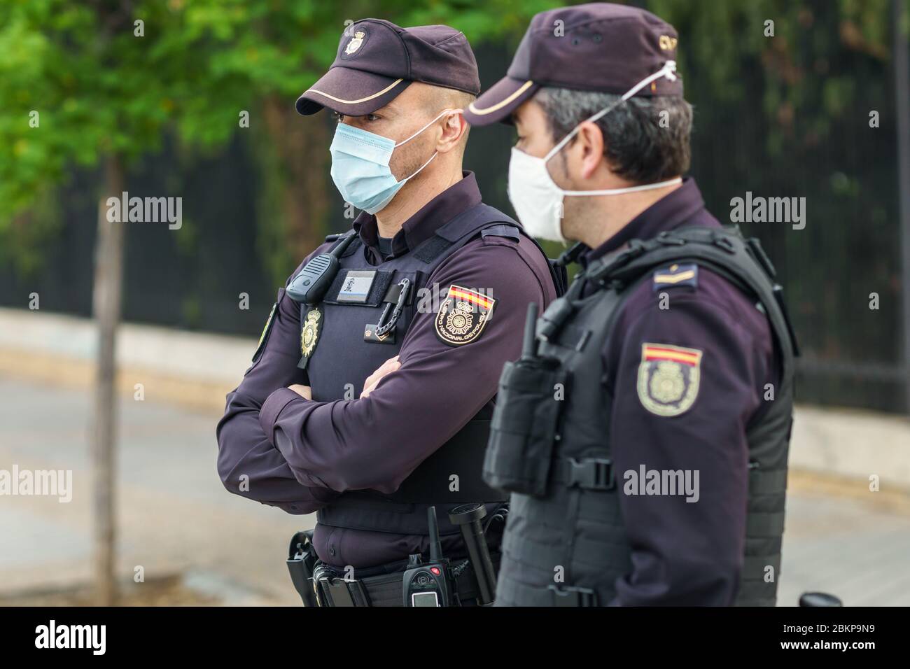 Policeman wearing protective face mask hi-res stock photography and ...