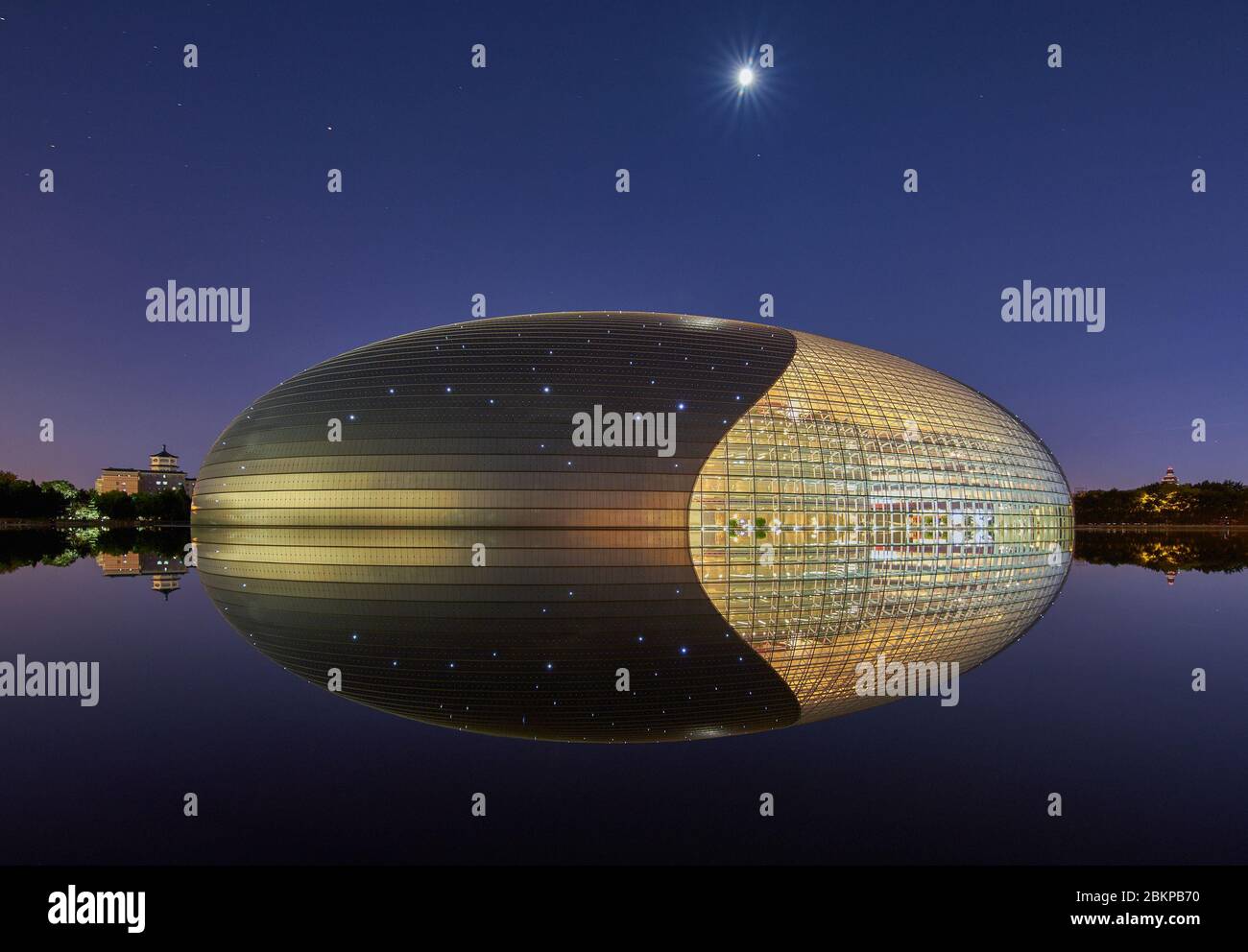 Giant egg hi-res stock photography and images - Alamy