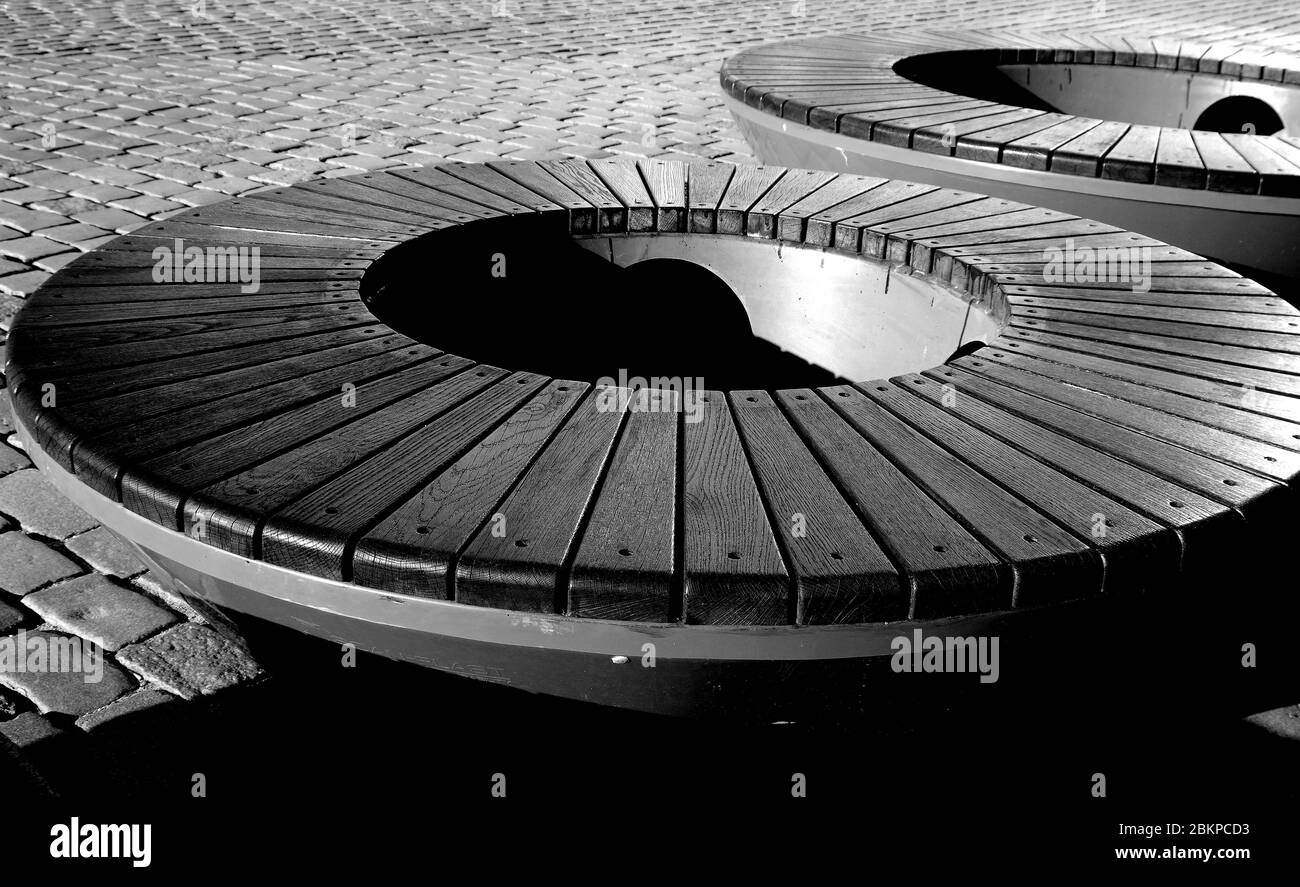 Half circle benches hi-res stock photography and images - Alamy