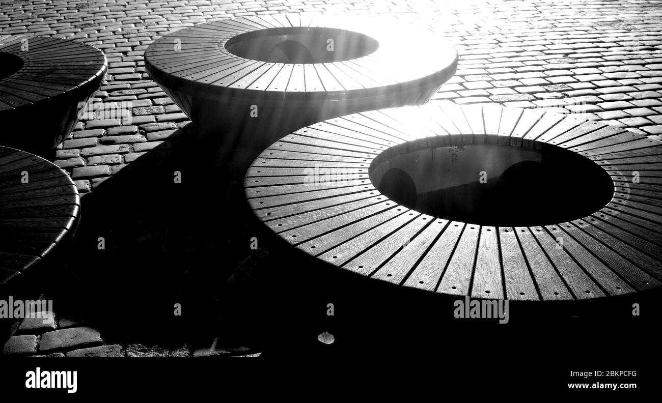 Half circle benches hi-res stock photography and images - Alamy