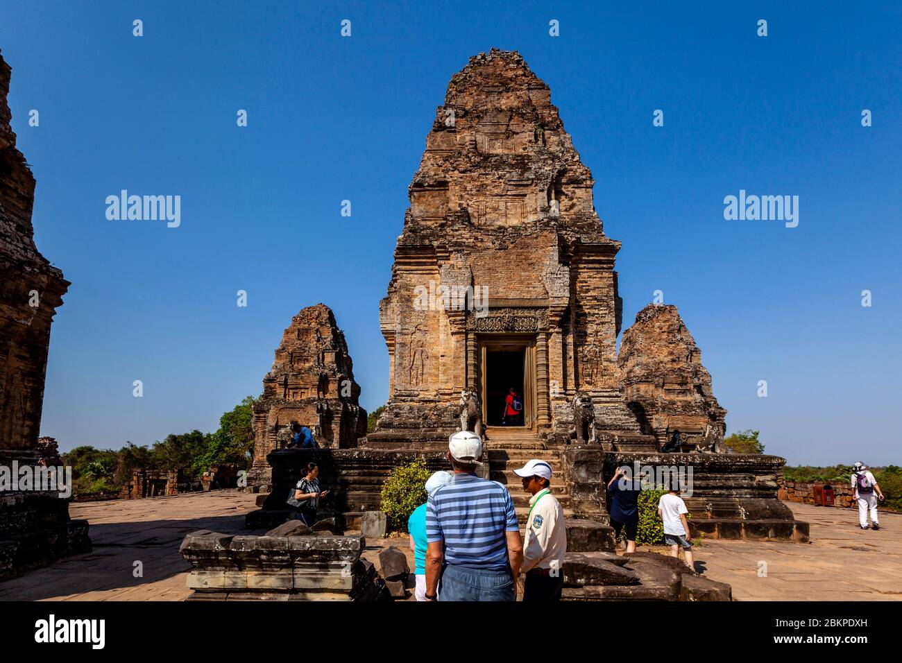 Group tourists temple guide hi-res stock photography and images - Alamy