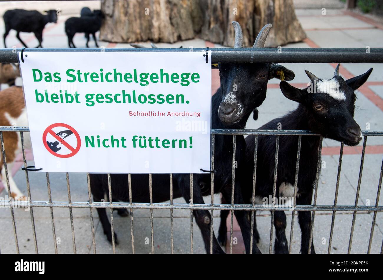 Petting zoo sign hi-res stock photography and images - Alamy