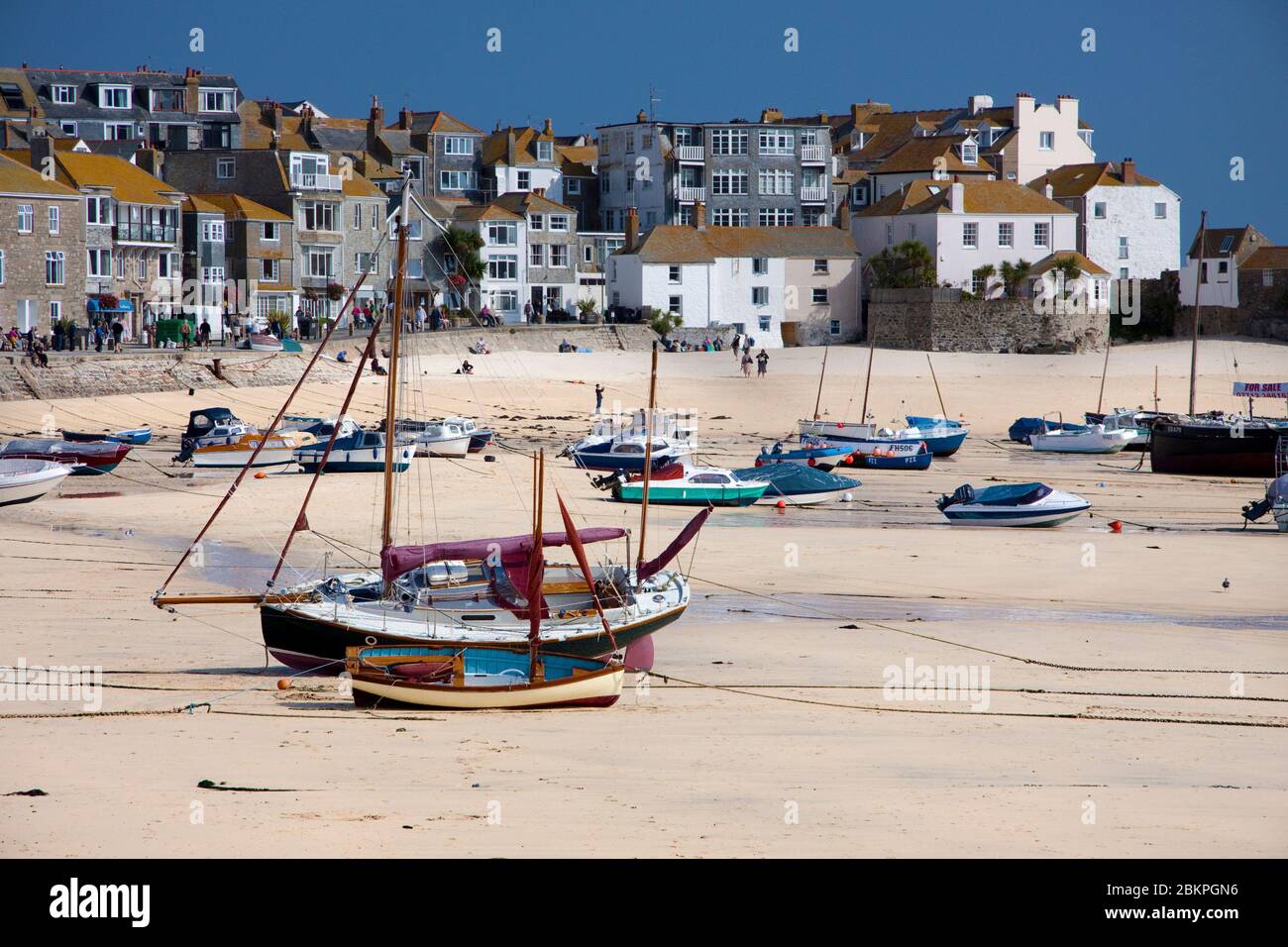 Fishing boats moored in the picturesque harbour at St Ives, Cornwall ...