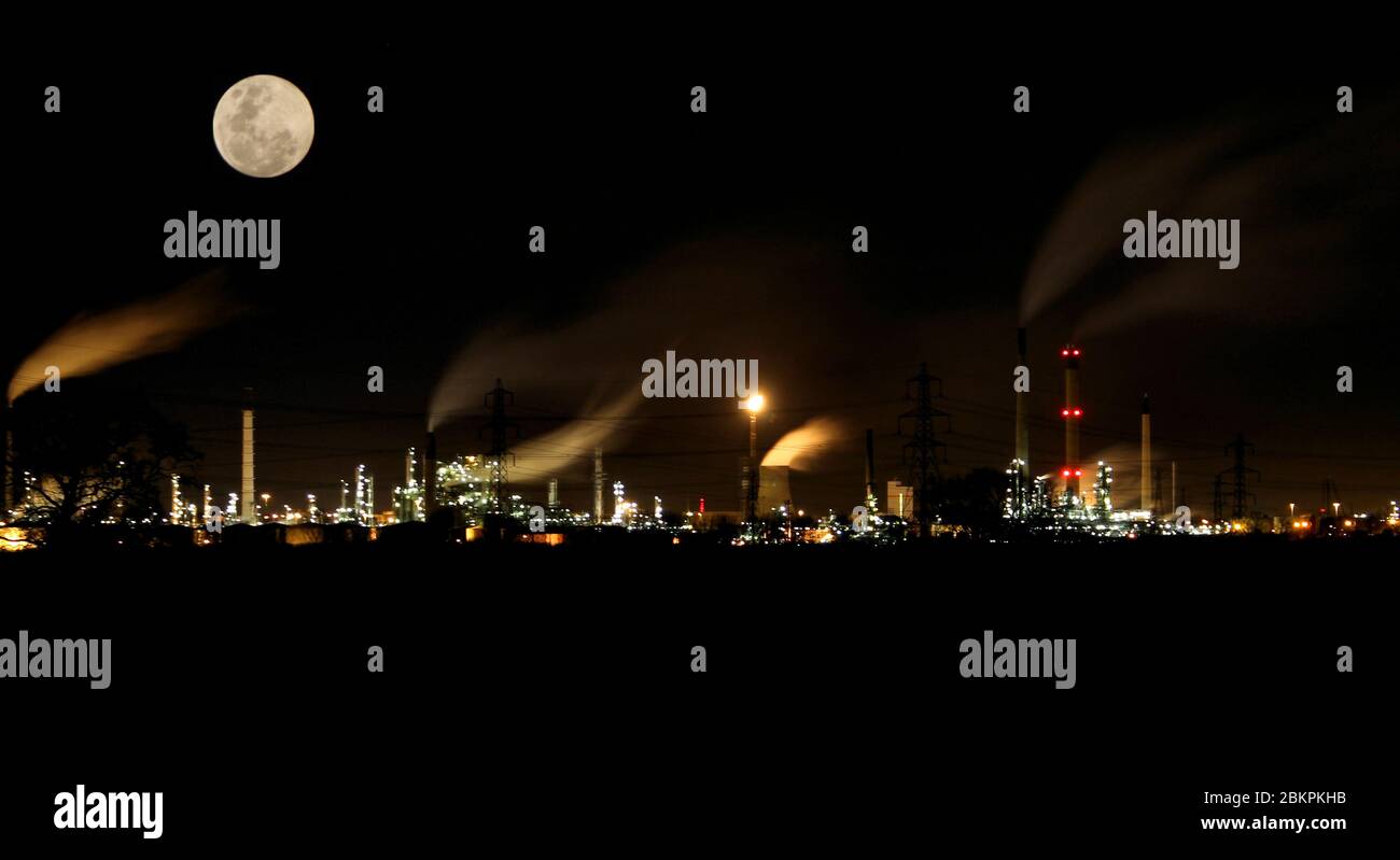 Stanlow oil refinery at night hi-res stock photography and images - Alamy
