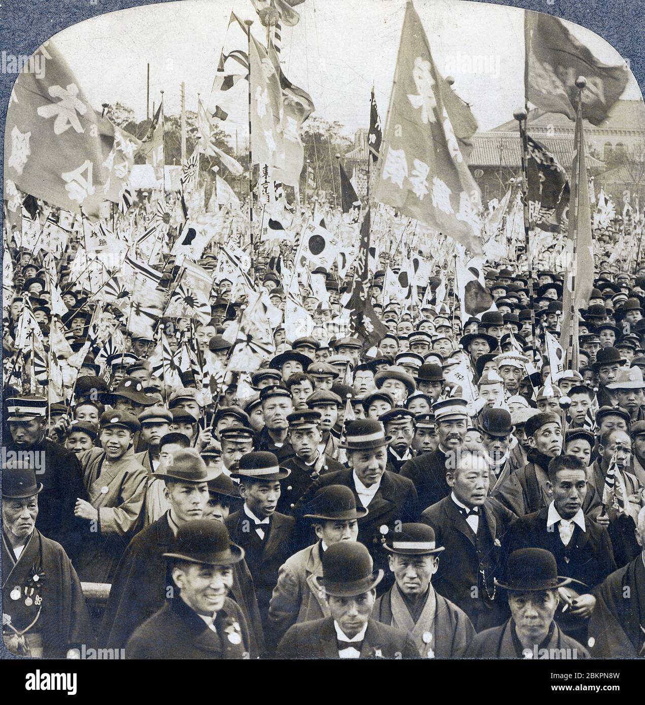 [ 1900s Japan - Russo-Japanese War ] — Crowds waiting to greet Admiral ...