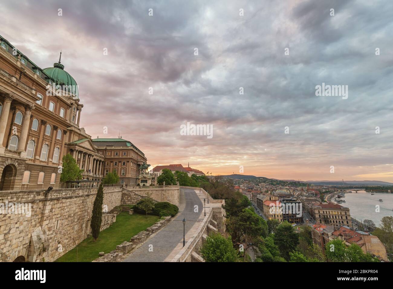 Budapest Hungary, city skyline sunset at Buda Castle and Danube River ...