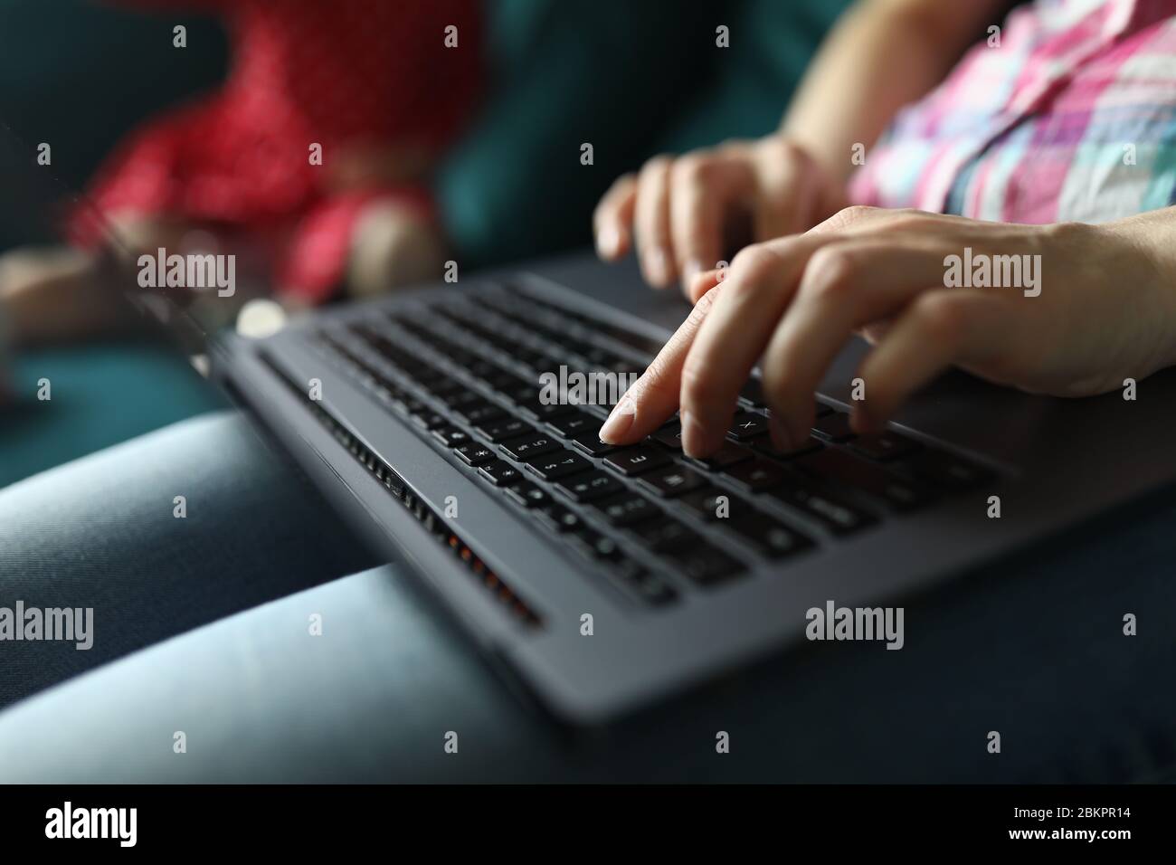 Ecommerce chat help hi-res stock photography and images - Alamy