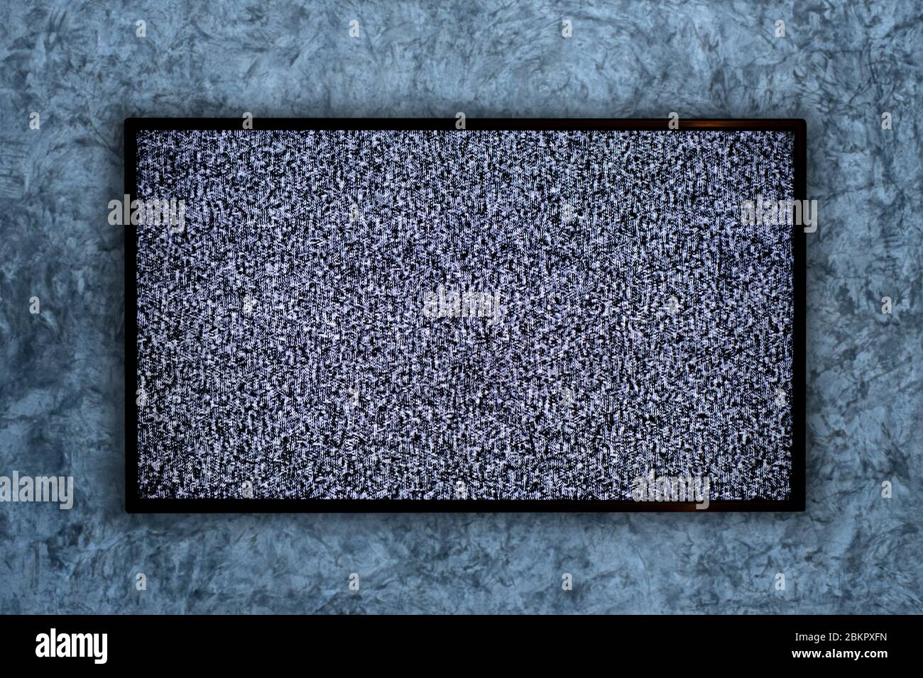 TV on the concrete wall and no signal sign on a Television screen Stock ...