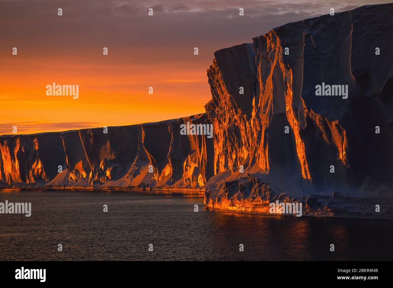 Antarctica, giant tabular iceberg adrift Stock Photo - Alamy Antarctica, giant tabular iceberg adrift Stock Photo - Alamy