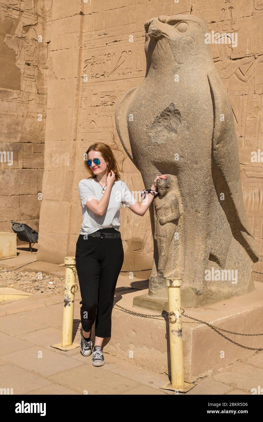 Egypt, Upper Egypt, Nile valley, Edfu, Horus temple, the statue of ...