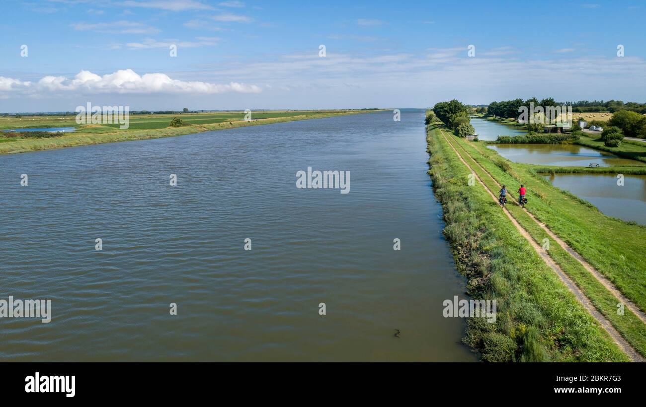 France, Calvados, Isigny-sur-Mer, cycle tourists on the route of the V ...