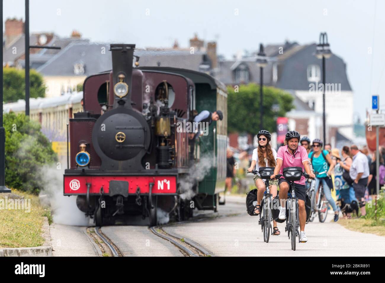 France, Somme, Saint-Valery-sur-Somme, cycle tourists using the steam ...