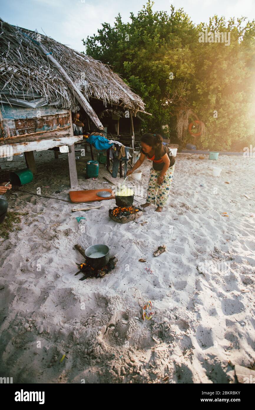 Outdoor kitchen island hi-res stock photography and images - Alamy