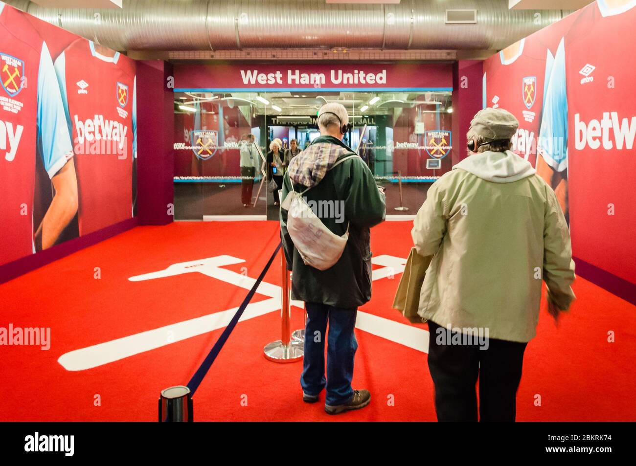 Queen elizabeth football game hi-res stock photography and images - Alamy