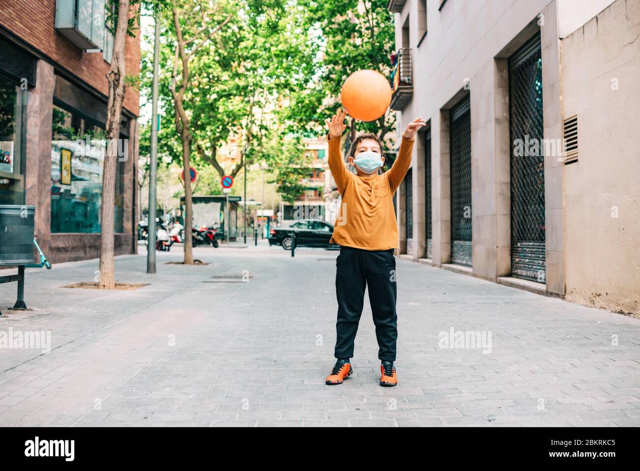 Kid throwing a ball hi-res stock photography and images - Alamy