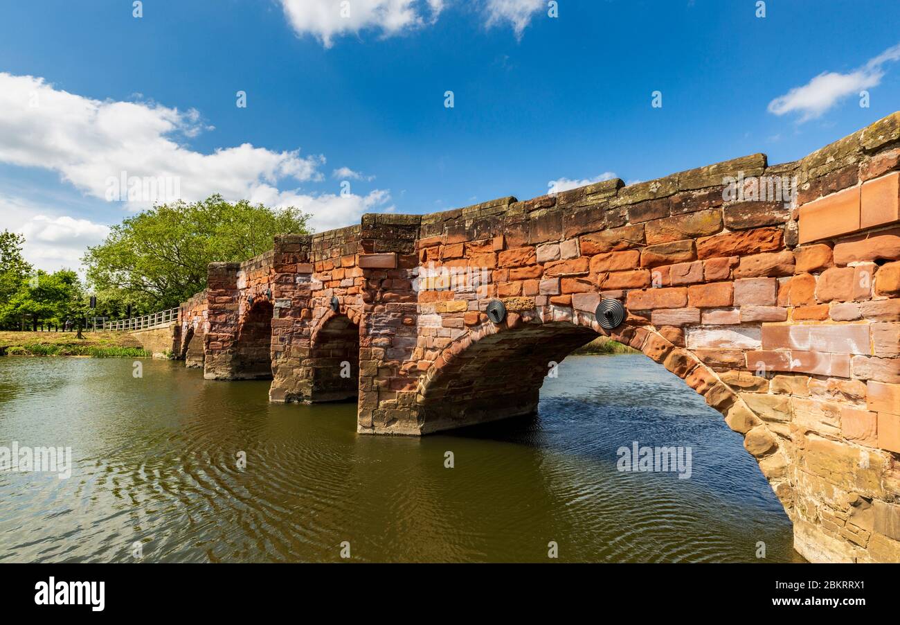 The red sandstone road bridge over the river Avon at Eckington wharf in ...