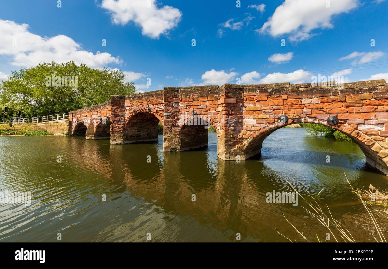The red sandstone road bridge over the river Avon at Eckington wharf in ...