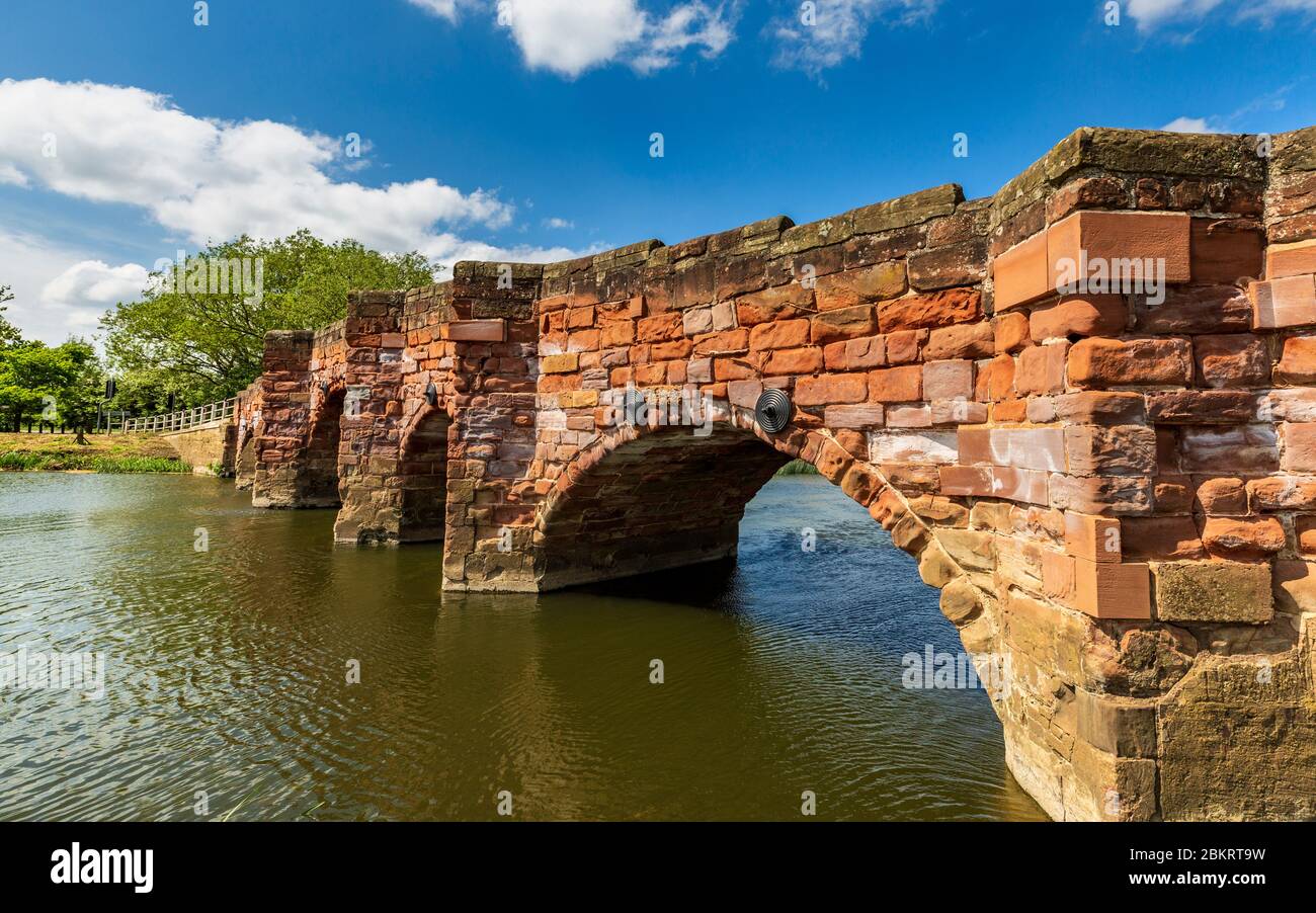 The red sandstone road bridge over the river Avon at Eckington wharf in ...