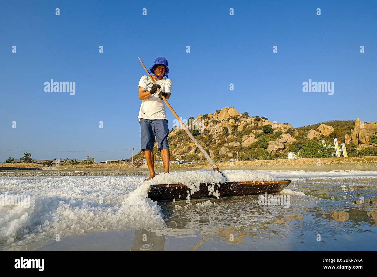 Vietnam, Ninh Thuan province, Phan Rang, salin, harvesting salt in the ...