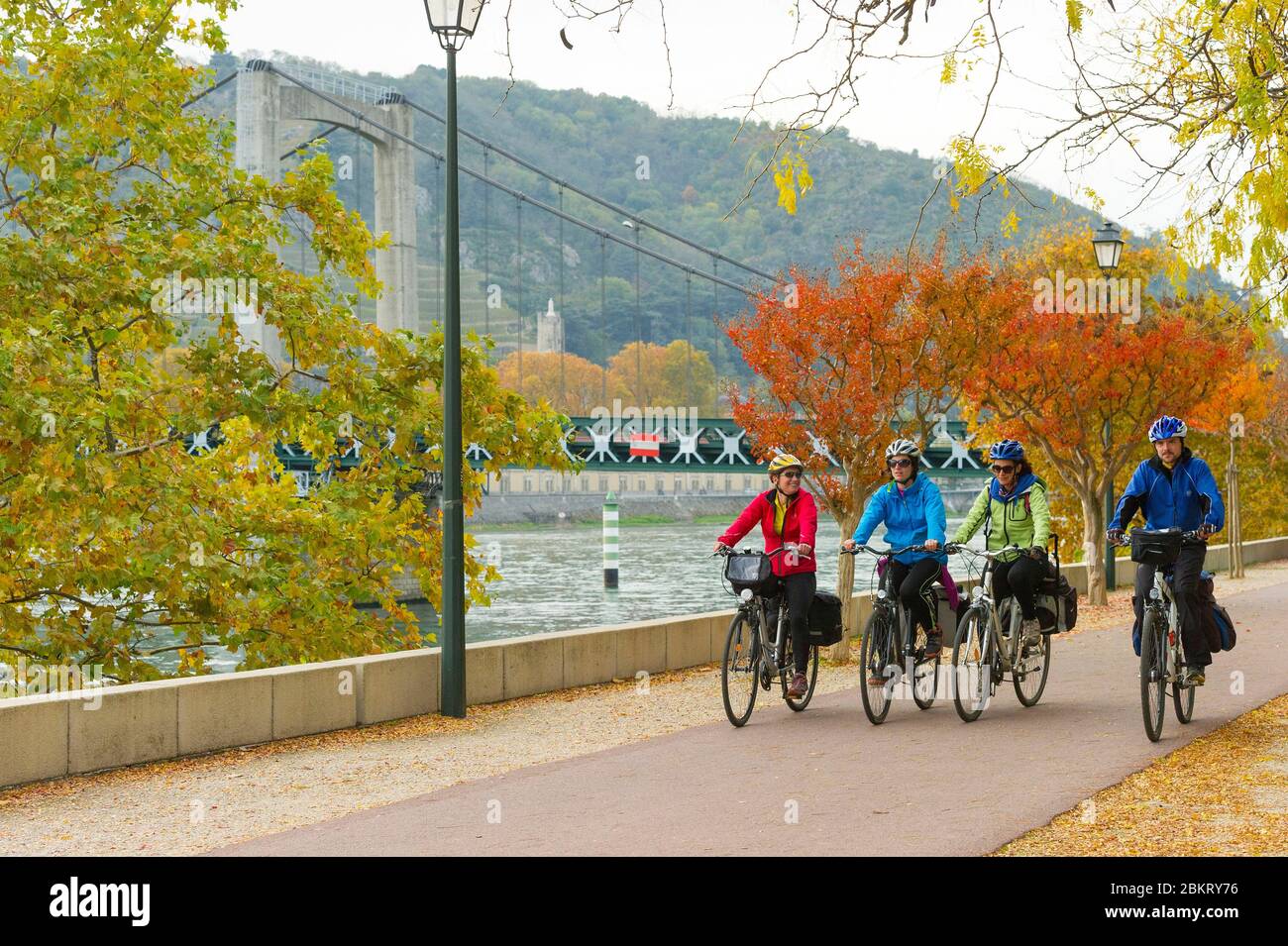 France, Drome, Tain l'Hermitage, Via Rhona, cyclists on the banks of ...