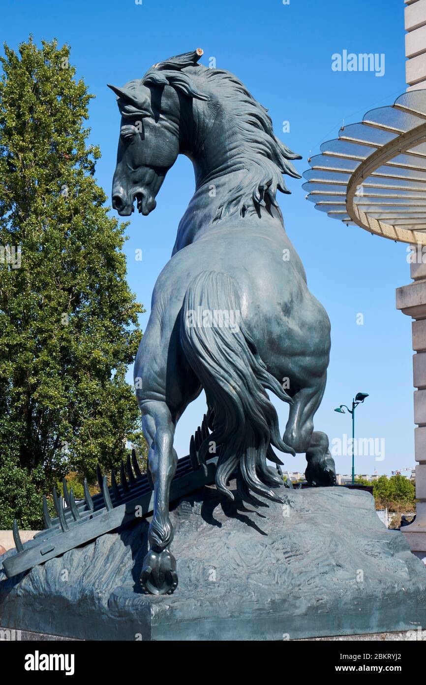 Forecourt statue hi-res stock photography and images - Alamy