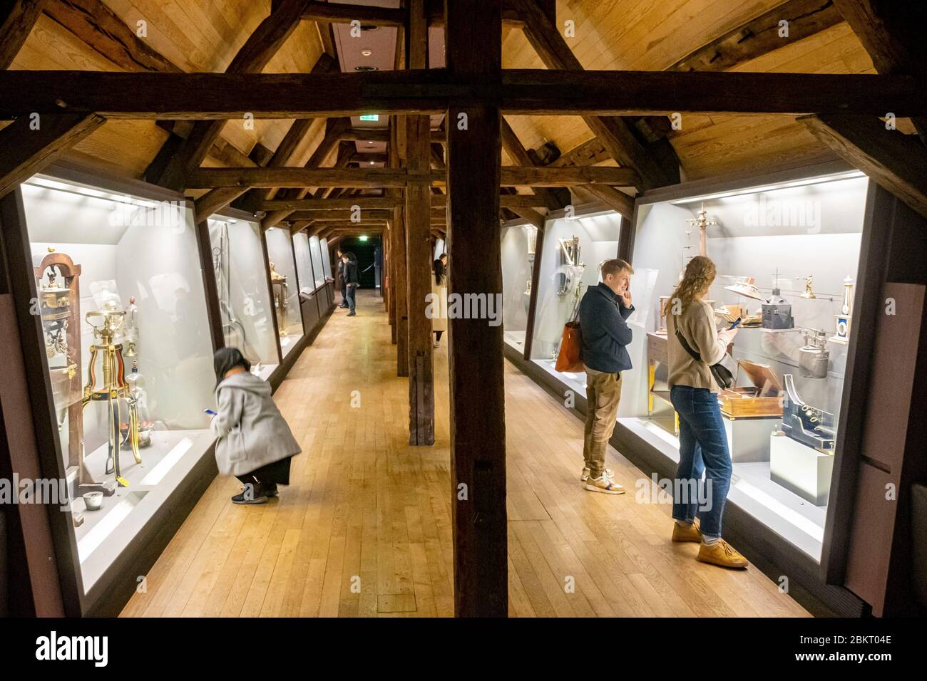 Paris crafts hi-res stock photography and images - Alamy