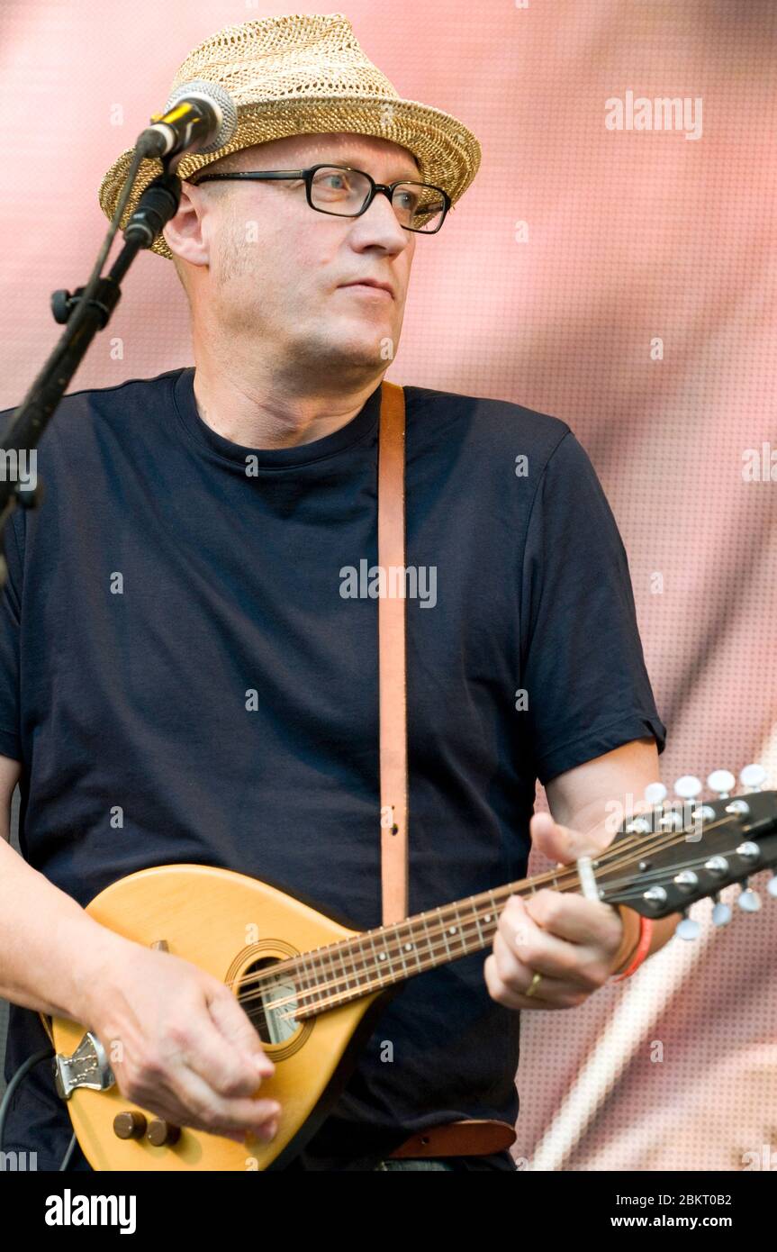 Adrian edmondson young ones hi-res stock photography and images - Alamy