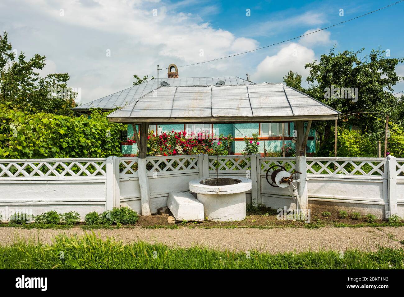 Romania, Wallachia, Gruiu, traditional well of water Stock Photo - Alamy