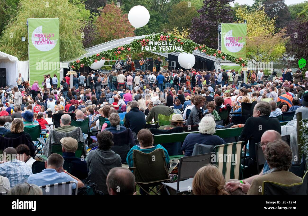 Audience clapping bar hi-res stock photography and images - Alamy