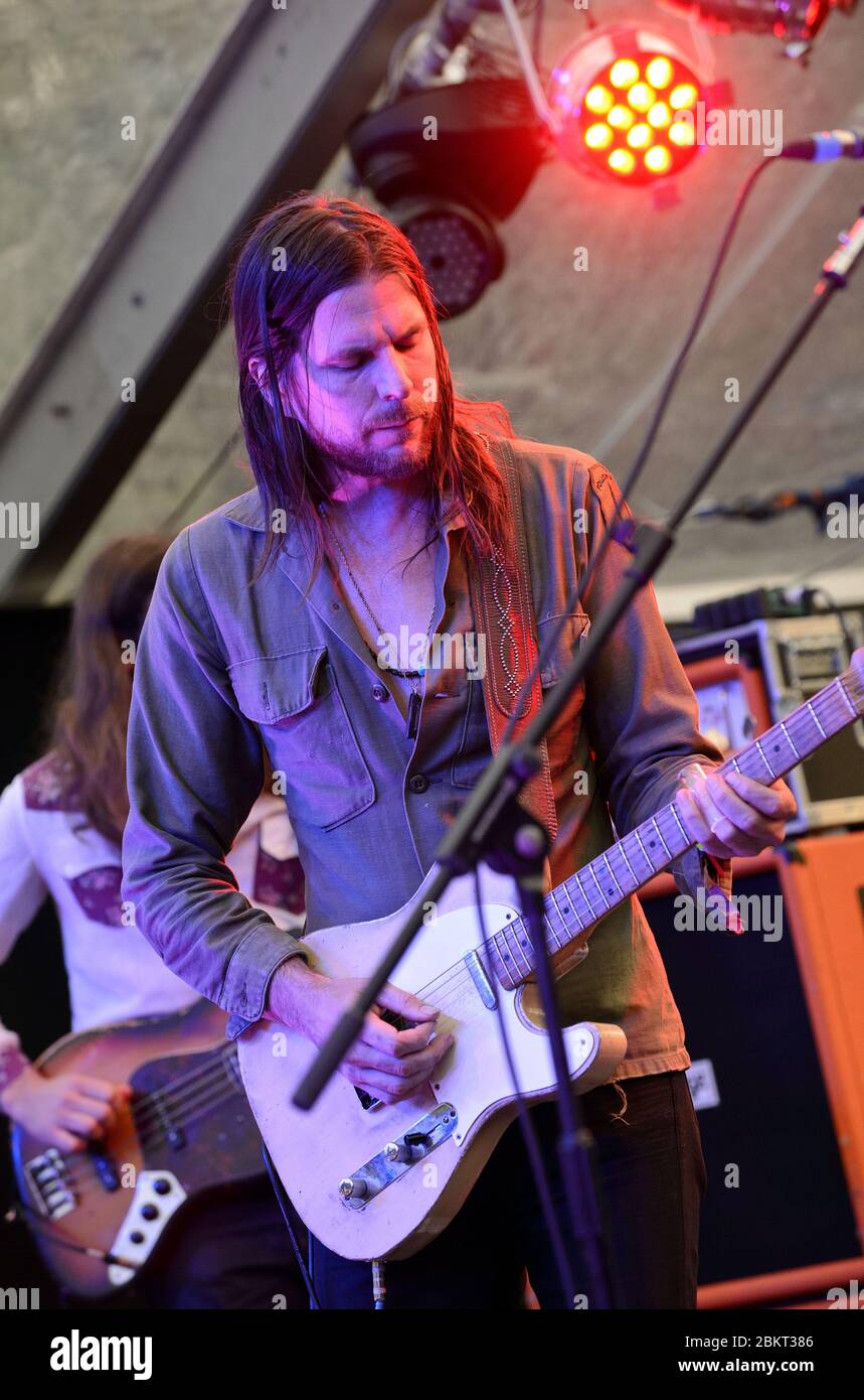 Performing on stage guitar hi-res stock photography and images - Alamy