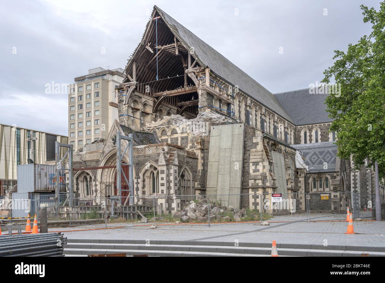 Collapsed building facade hi-res stock photography and images - Alamy