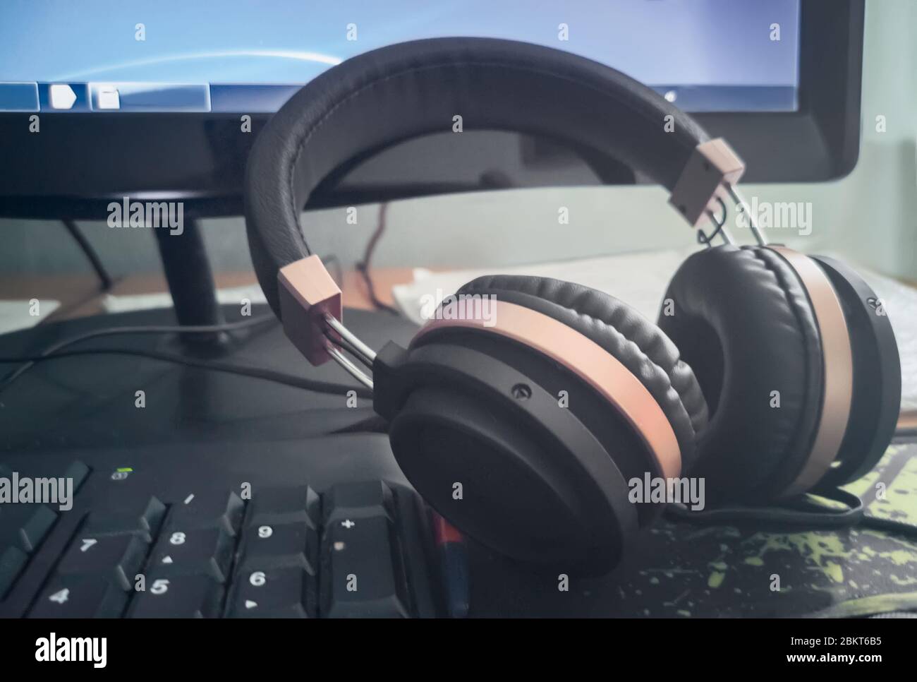 Stereo headphones on the keyboard of a computer Stock Photo - Alamy