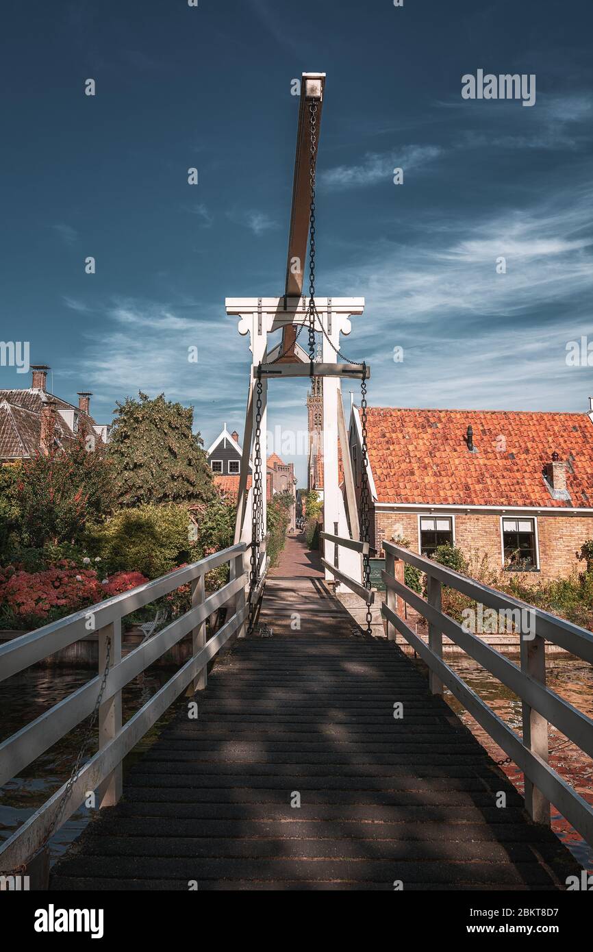 The small drawbridge Kwakelbrug over the Nieuwe Haven canal in Edam in ...