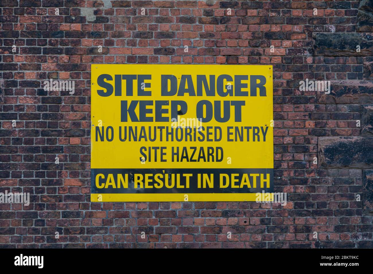 Derelict building warning sign danger hi-res stock photography and ...