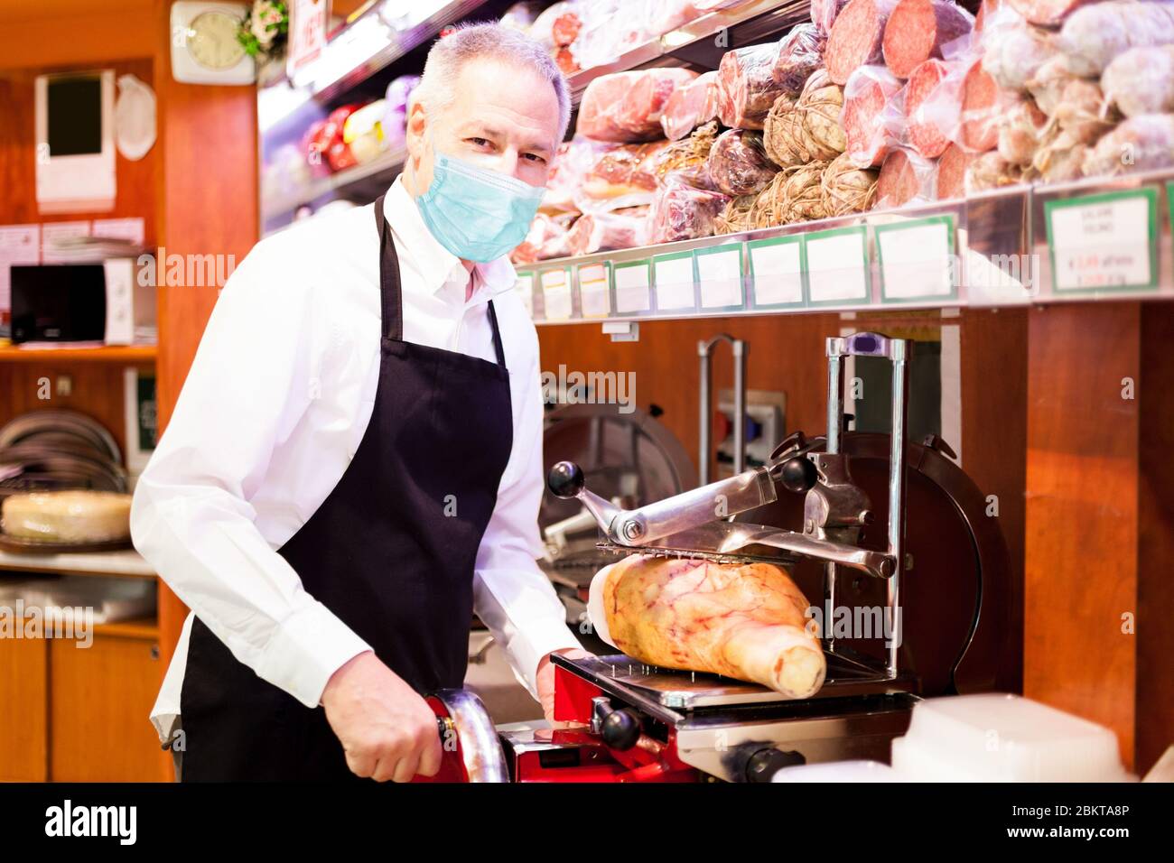 Grocery clerk mask hi-res stock photography and images - Alamy