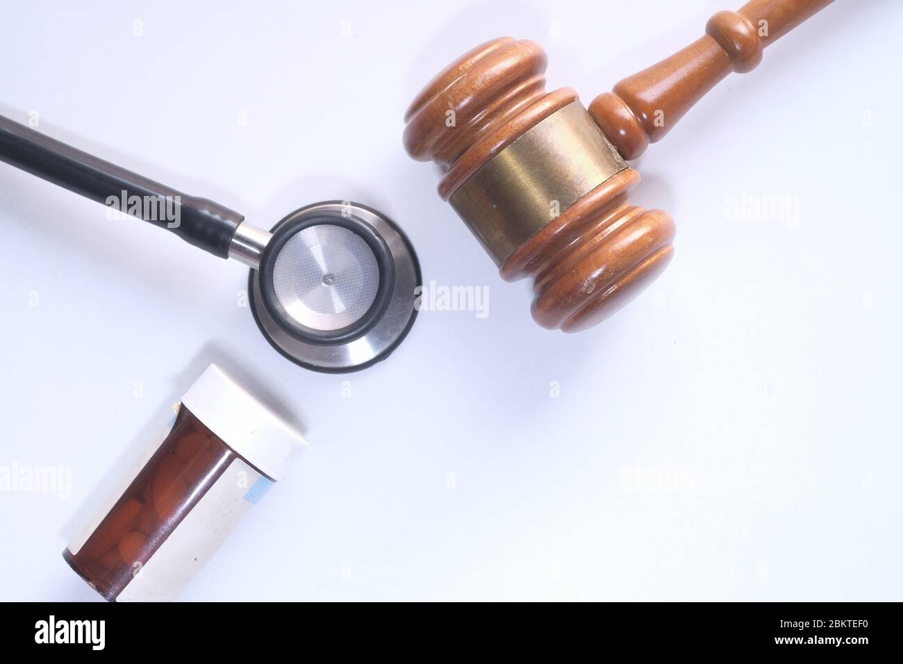 Gavel and stethoscope hi-res stock photography and images - Alamy