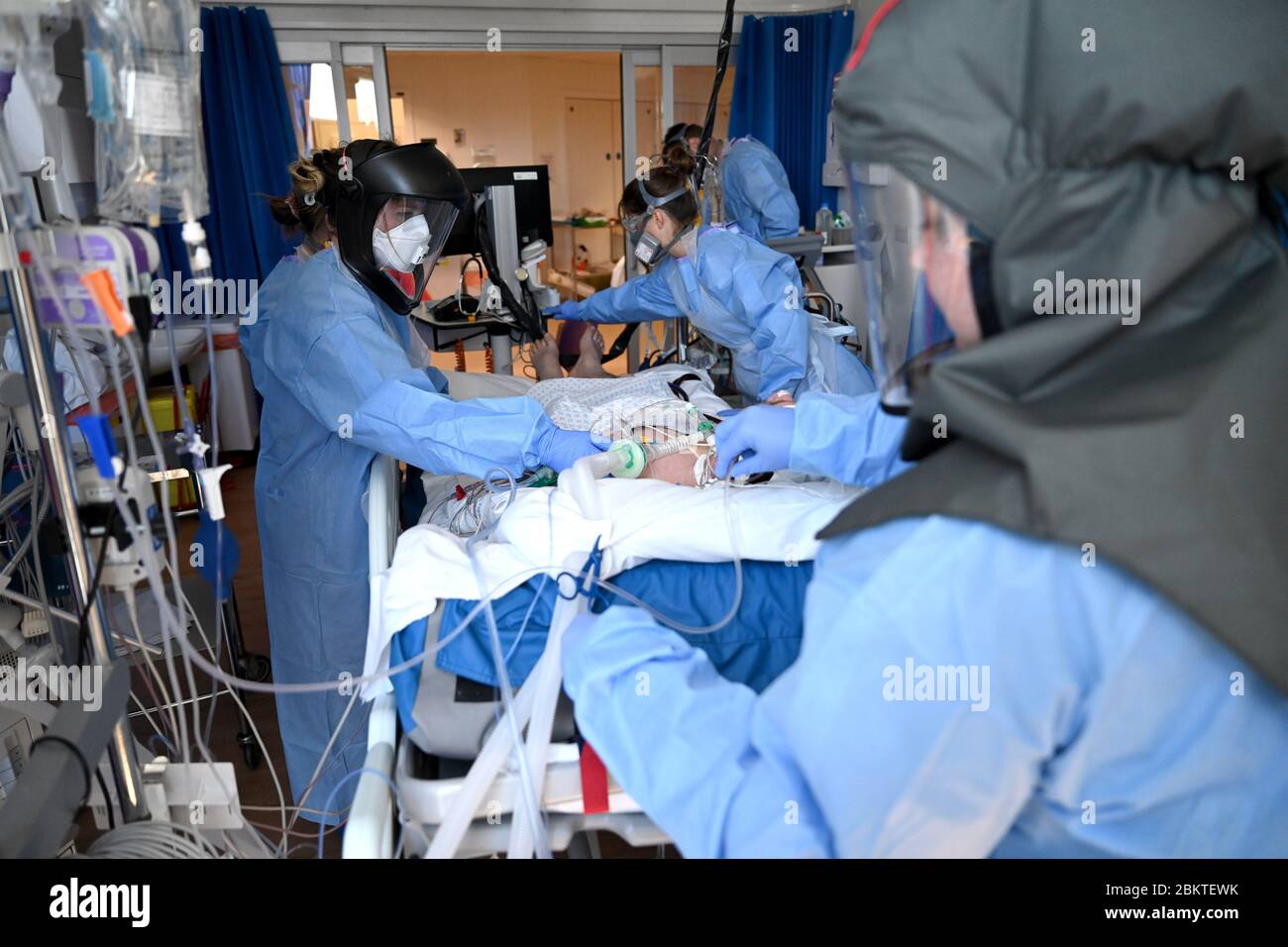 Clinical staff wear personal protective equipment ppe hi-res stock ...