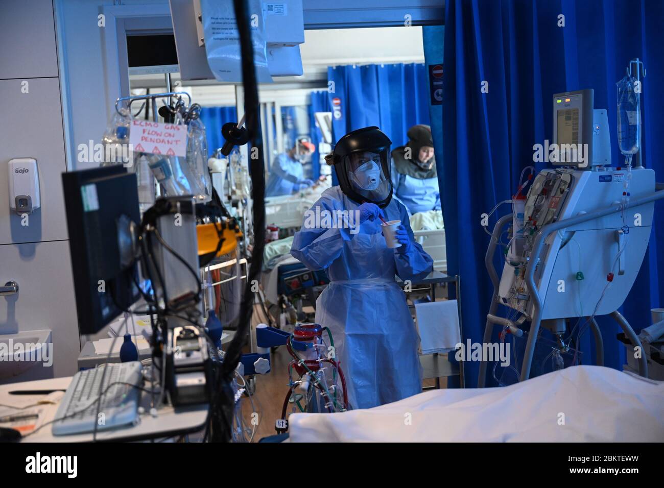 Clinical staff wear personal protective equipment ppe hi-res stock ...