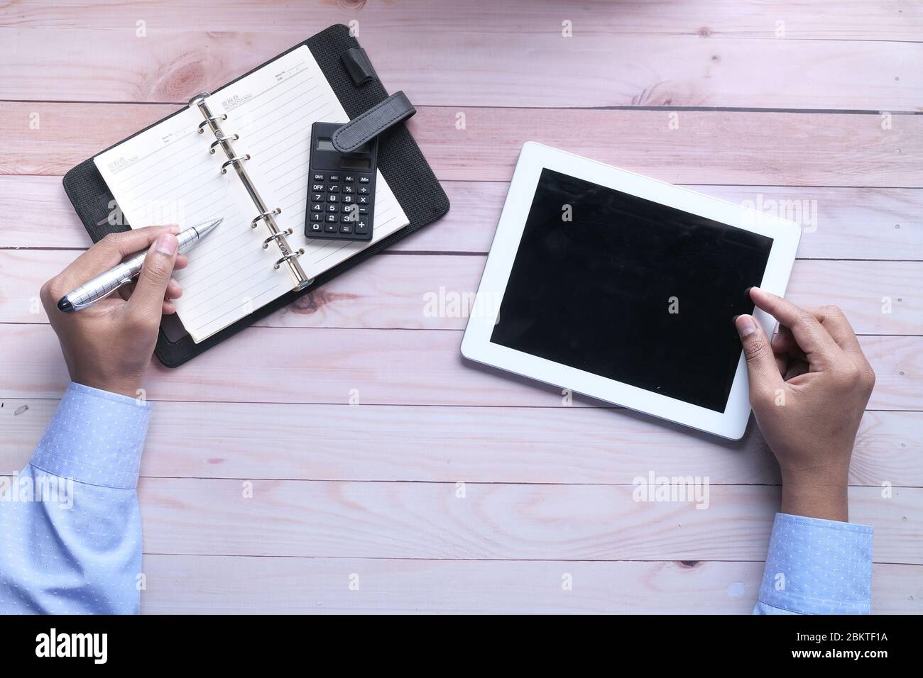 Data analysing hand calculator hi-res stock photography and images - Alamy