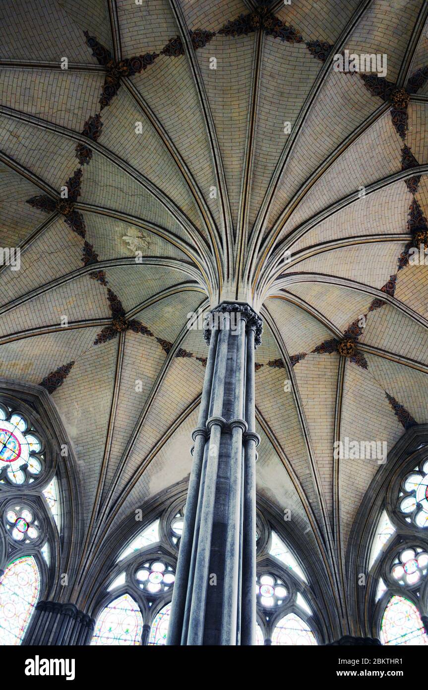 Salisbury Cathedral Chapter House central pillar and ceiling Stock ...