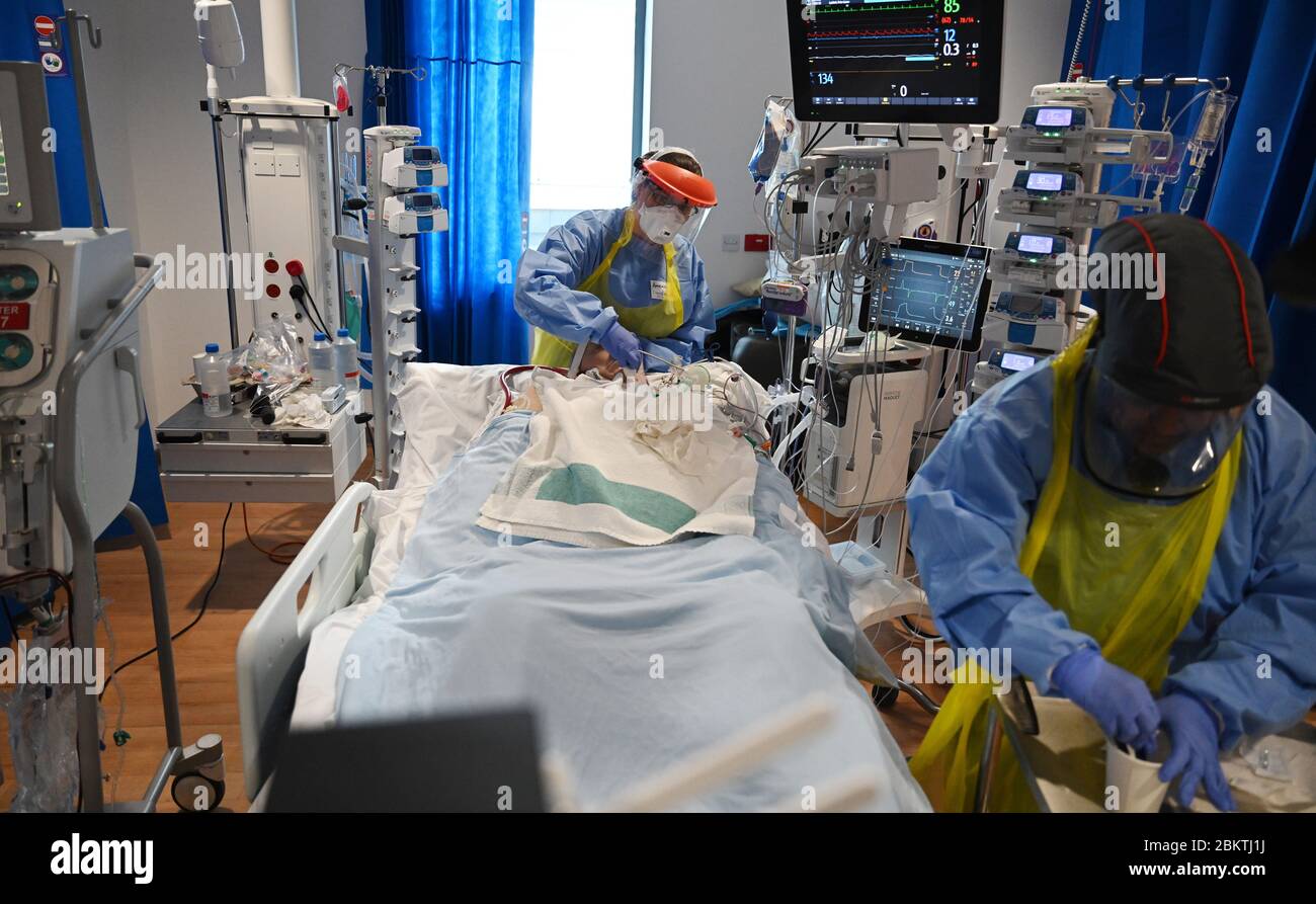 Clinical staff wear personal protective equipment ppe hi-res stock ...